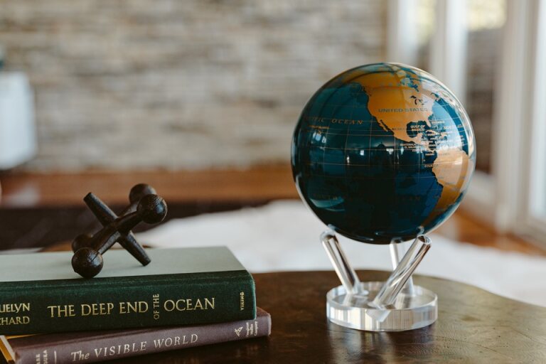 MOVA Globes | Earth with Clouds | Innovative Rotating Globe Decor ...